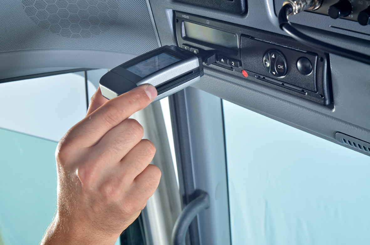 DLKPro TIS-Compact S: Reading the Digital Tachograph in the Vehicle